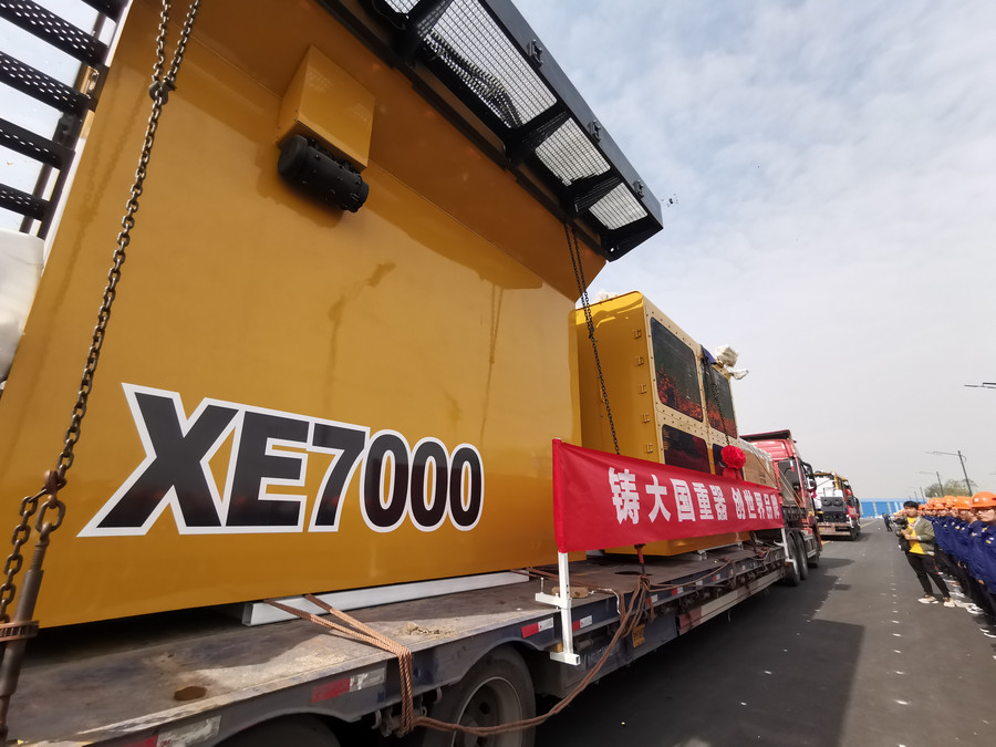 大国重器，15台拖车才能运走的挖机，XE7000挖机就这个范儿_铁甲工程机械网