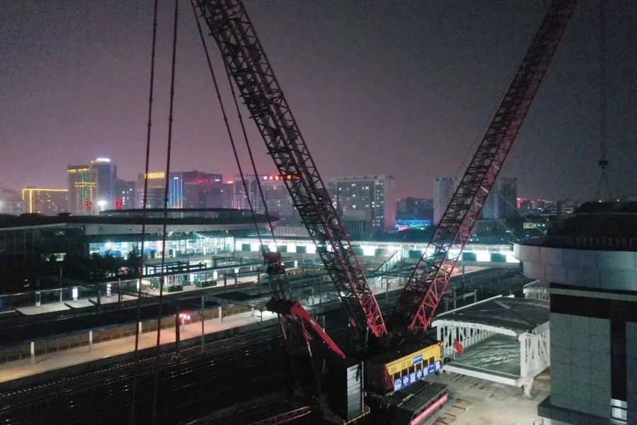 三一SCC20000A圆满首吊！中国铁路史上最大吨位履带起重机吊装作业_铁甲工程机械网