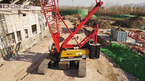 备战“亚洲杯”！三一起重机助力，青岛青春足球场雏形初现_铁甲工程机械网