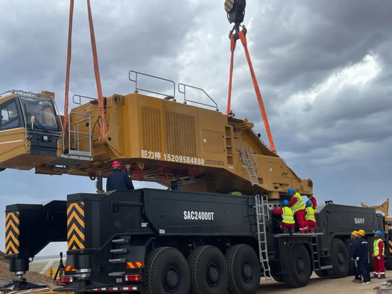 三一王者风范！全球首台SAC24000T首吊圆满成功_铁甲工程机械网