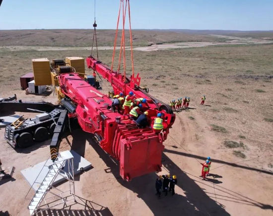 三一王者风范！全球首台SAC24000T首吊圆满成功_铁甲工程机械网