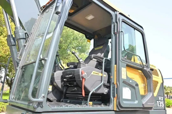 重磅升级，蓄势待发！快来解锁现代HX135国四新机_铁甲工程机械网